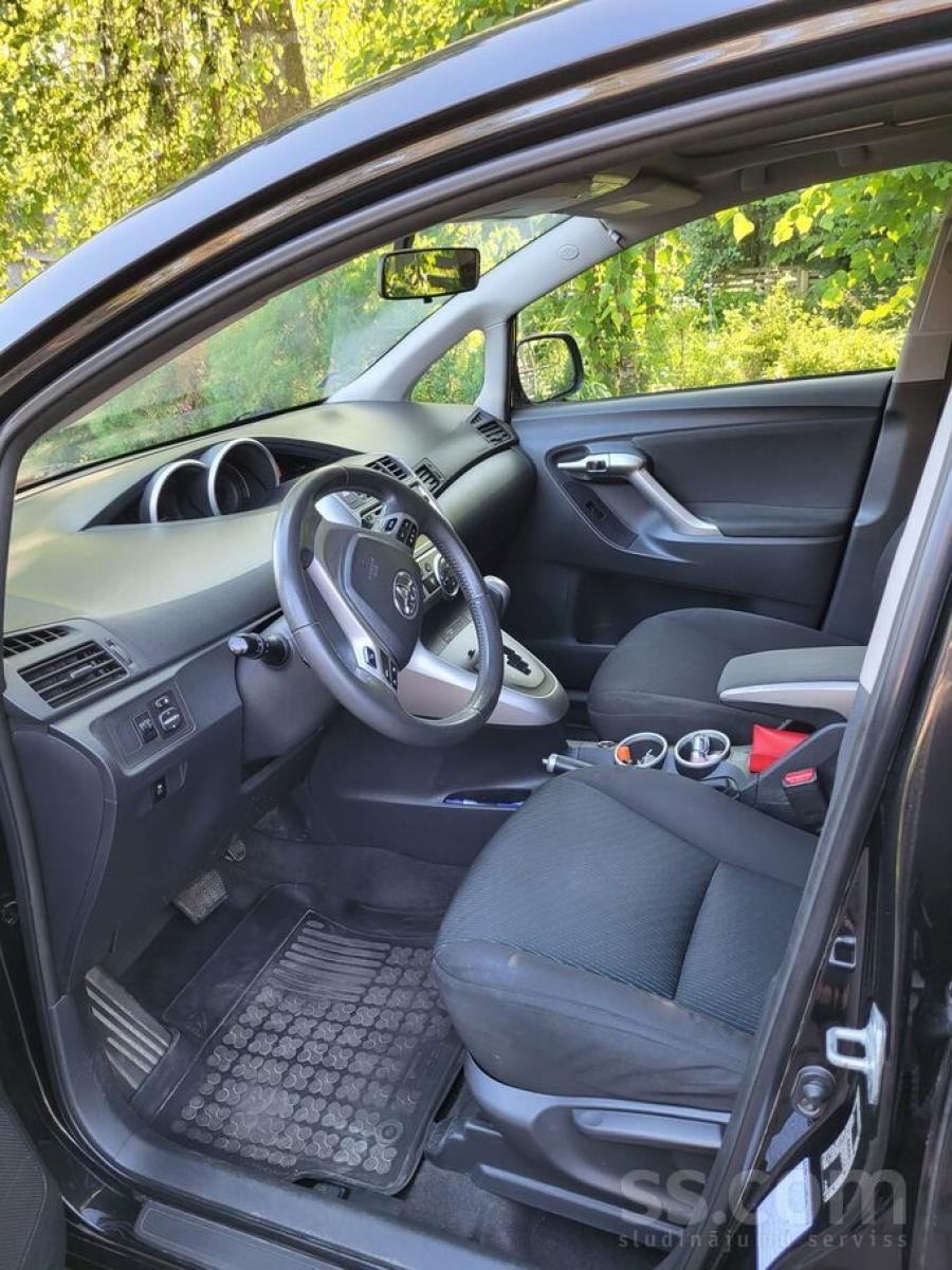 Black Toyota Verso 2012 in Riga, with an engine capacity of 2.20 L and mileage of 278 thousand km for 4300 €, photo 5 on AUTOMOTO.COM.LV