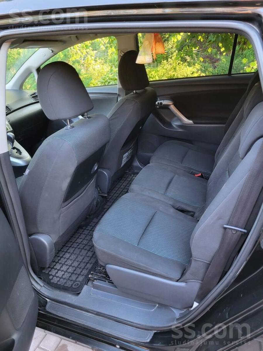 Black Toyota Verso 2012 in Riga, with an engine capacity of 2.20 L and mileage of 278 thousand km for 4300 €, photo 6 on AUTOMOTO.COM.LV