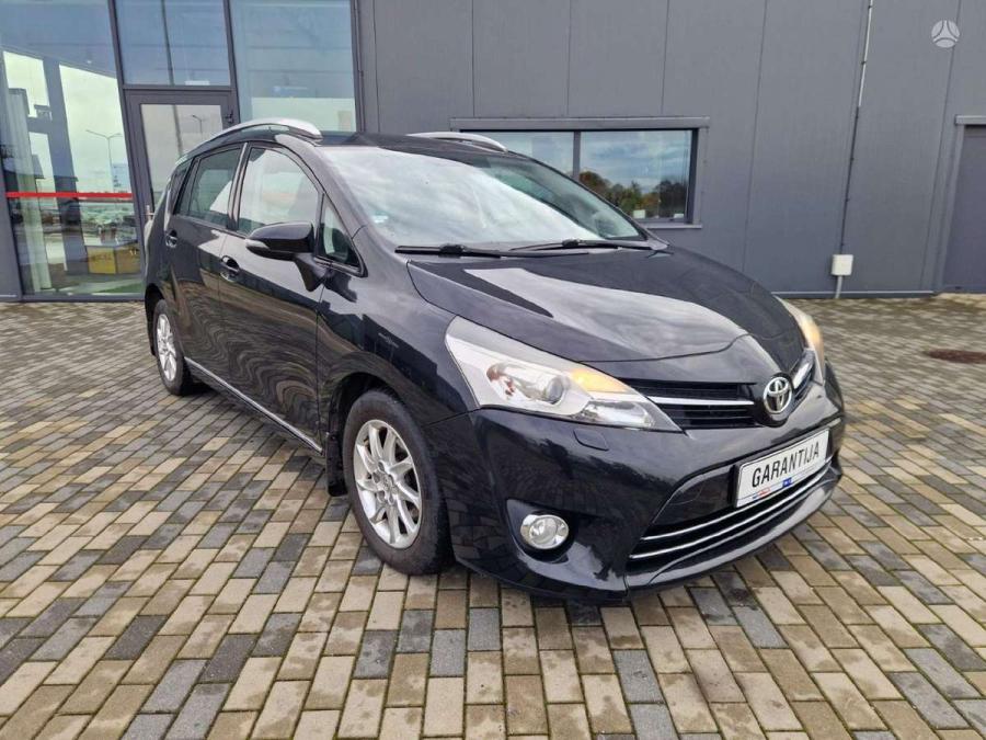 Black Toyota Verso 2013 in Siauliai, with an engine capacity of 2.00 L and mileage of 240 thousand km for 6800 €, photo 1 on AUTOMOTO.COM.LV