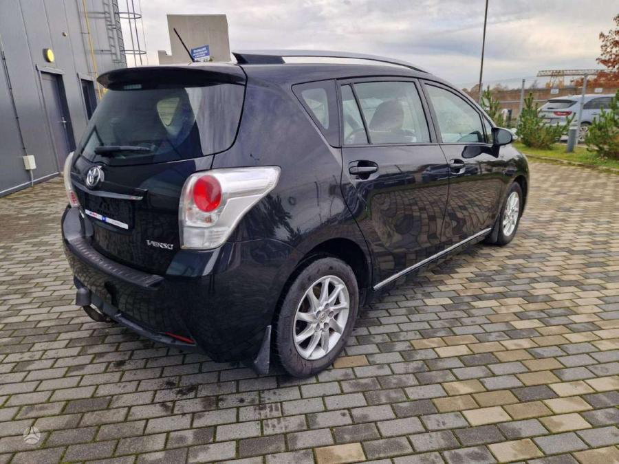 Black Toyota Verso 2013 in Siauliai, with an engine capacity of 2.00 L and mileage of 240 thousand km for 6800 €, photo 4 on AUTOMOTO.COM.LV