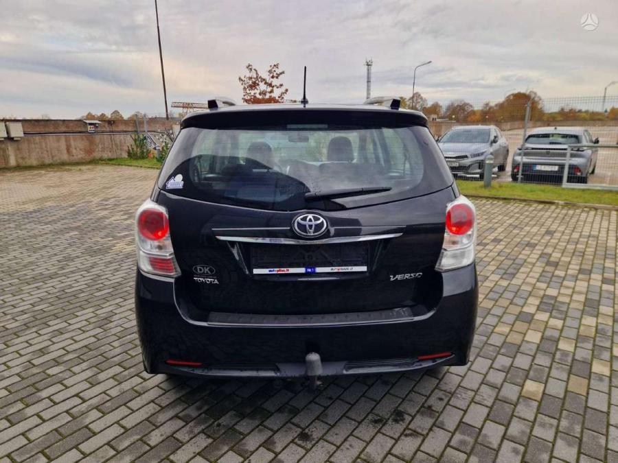 Black Toyota Verso 2013 in Siauliai, with an engine capacity of 2.00 L and mileage of 240 thousand km for 6800 €, photo 5 on AUTOMOTO.COM.LV