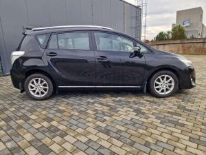 Black Toyota Verso 2013 in Siauliai, with an engine capacity of 2.00 L and mileage of 240 thousand km for 6800 €, photo 7 on AUTOMOTO.COM.LV