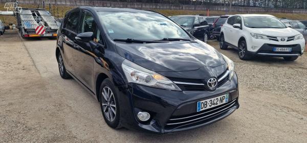 Black Toyota Verso 2013 in Vilnius, with an engine capacity of 2.00 L and mileage of 205 thousand km for 6370 €, photo 2 on AUTOMOTO.COM.LV