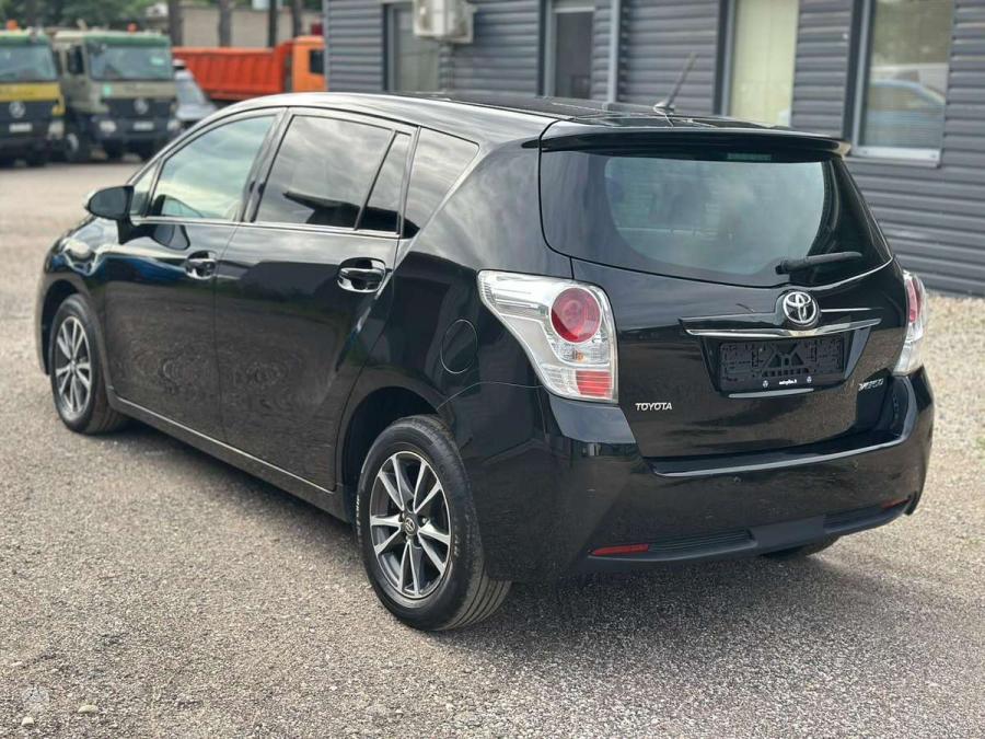 Black Toyota Verso 2013 in Utena, with an engine capacity of 2.00 L and mileage of 260 thousand km for 5950 €, photo 5 on AUTOMOTO.COM.LV