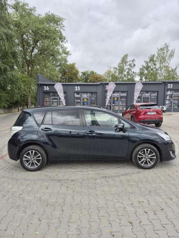 Black Toyota Verso 2013 in Siauliai, with an engine capacity of 2.00 L and mileage of 245 thousand km for 5950 €, photo 8 on AUTOMOTO.COM.LV