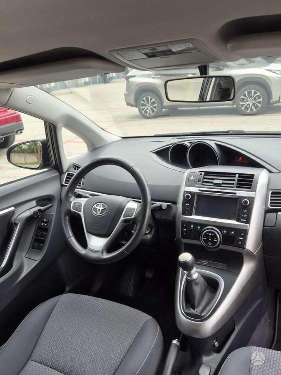 Melns Toyota Verso 2013 Šauļi, ar dzinēja tilpumu 2.00 L un nobraukumu 245 tūkst. km par 5950 €, foto 22 vietnē AUTOMOTO.COM.LV