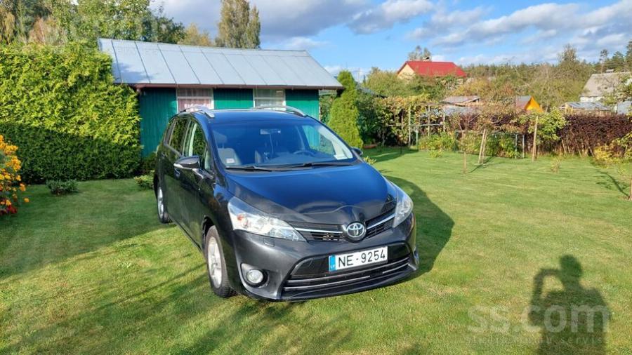 Black Toyota Verso 2014 in Riga, with an engine capacity of 2.00 L and mileage of 263 thousand km for 6200 €, photo 2 on AUTOMOTO.COM.LV