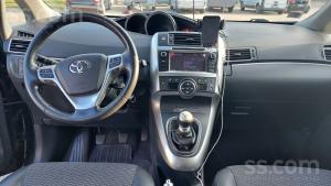 Black Toyota Verso 2014 in Riga, with an engine capacity of 2.00 L and mileage of 263 thousand km for 6200 €, photo 4 on AUTOMOTO.COM.LV