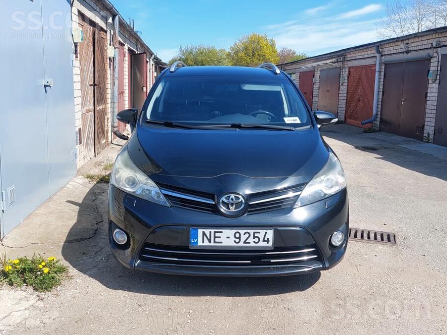 Melns Toyota Verso 2014 Rīga, ar dzinēja tilpumu 2.00 L un nobraukumu 272 tūkst. km par 5300 €, foto 3 vietnē AUTOMOTO.COM.LV