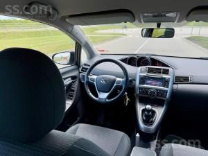 Black Toyota Verso 2014 in Rezekne, with an engine capacity of 1.60 L and mileage of 212 thousand km for 5990 €, photo 8 on AUTOMOTO.COM.LV