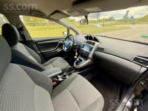 Black Toyota Verso 2014 in Rezekne, with an engine capacity of 1.60 L and mileage of 212 thousand km for 5990 €, photo 9 on AUTOMOTO.COM.LV