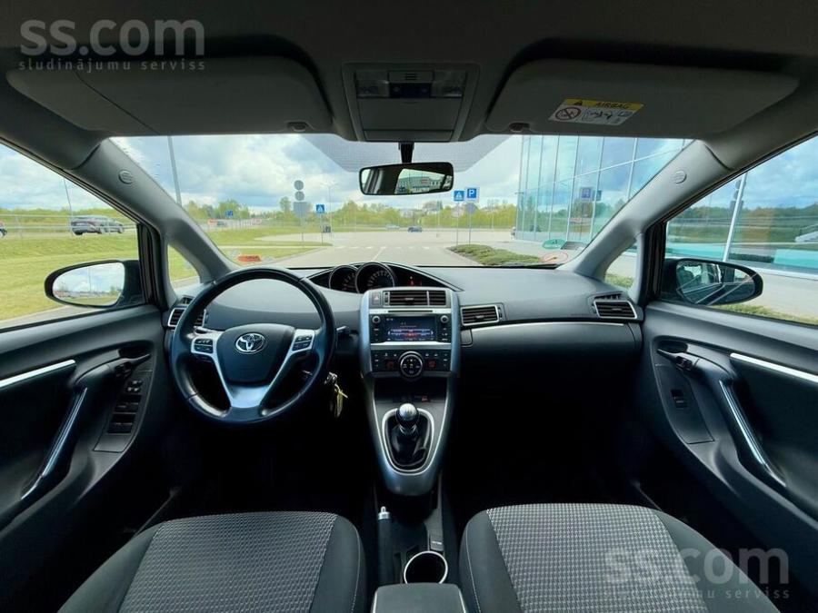 Black Toyota Verso 2014 in Rezekne, with an engine capacity of 1.60 L and mileage of 212 thousand km for 5990 €, photo 11 on AUTOMOTO.COM.LV