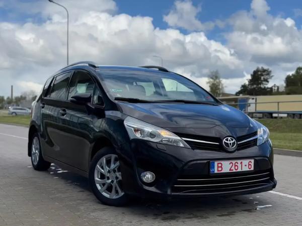 Black Toyota Verso 2014 in Rezekne, with an engine capacity of 1.60 L and mileage of 212 thousand km for 5990 €, photo 2 on AUTOMOTO.COM.LV