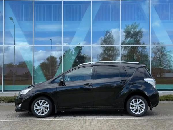 Black Toyota Verso 2014 in Rezekne, with an engine capacity of 1.60 L and mileage of 212 thousand km for 5990 €, photo 4 on AUTOMOTO.COM.LV