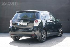 Black Toyota Verso 2014 in Riga, with an engine capacity of 2.00 L and mileage of 276 thousand km for 6590 €, photo 4 on AUTOMOTO.COM.LV
