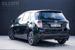 Black Toyota Verso 2014 in Riga, with an engine capacity of 2.00 L and mileage of 276 thousand km for 6590 €, photo 5 on AUTOMOTO.COM.LV