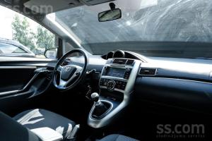 Black Toyota Verso 2014 in Riga, with an engine capacity of 2.00 L and mileage of 276 thousand km for 6590 €, photo 7 on AUTOMOTO.COM.LV