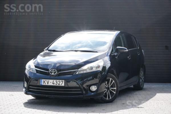 Black Toyota Verso 2014 in Riga, with an engine capacity of 2.00 L and mileage of 276 thousand km for 6590 €, photo 1 on AUTOMOTO.COM.LV