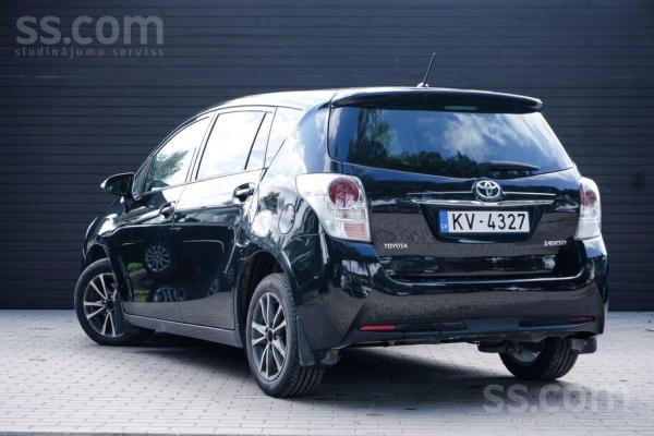 Black Toyota Verso 2014 in Riga, with an engine capacity of 2.00 L and mileage of 276 thousand km for 6590 €, photo 5 on AUTOMOTO.COM.LV