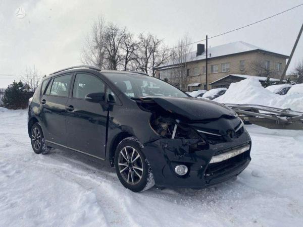 Black Toyota Verso 2015 in Radviliskis, with an engine capacity of 1.80 L and mileage of 196 thousand km for 5950 €, photo 2 on AUTOMOTO.COM.LV
