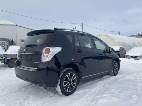 Black Toyota Verso 2015 in Radviliskis, with an engine capacity of 1.80 L and mileage of 196 thousand km for 5950 €, photo 3 on AUTOMOTO.COM.LV