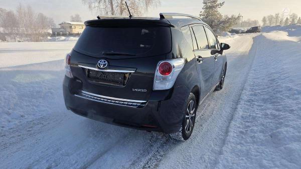 Black Toyota Verso 2015 in Plunge, with an engine capacity of 1.80 L and mileage of 197 thousand km for 9600 €, photo 4 on AUTOMOTO.COM.LV
