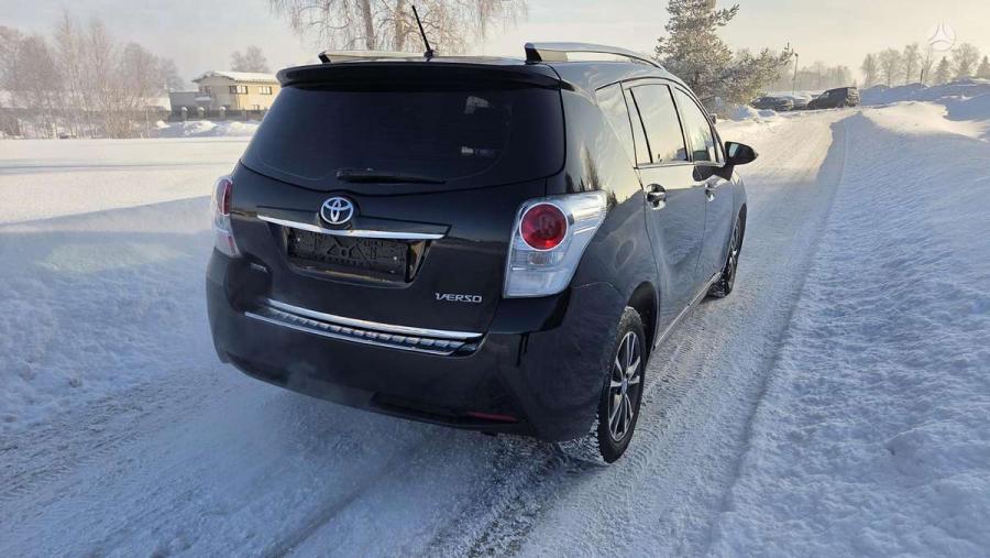 Black Toyota Verso 2015 in Plunge, with an engine capacity of 1.80 L and mileage of 197 thousand km for 9600 €, photo 4 on AUTOMOTO.COM.LV
