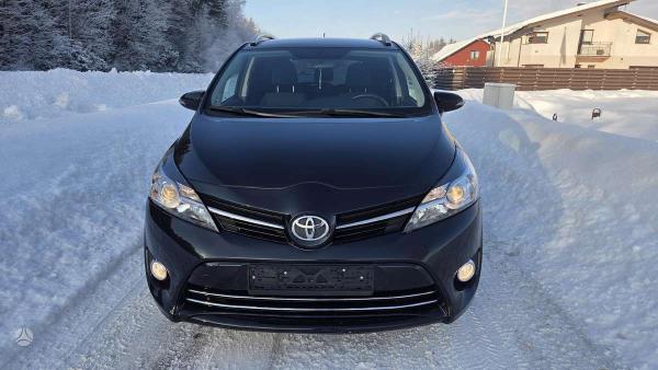 Black Toyota Verso 2015 in Plunge, with an engine capacity of 1.80 L and mileage of 197 thousand km for 9600 €, photo 5 on AUTOMOTO.COM.LV