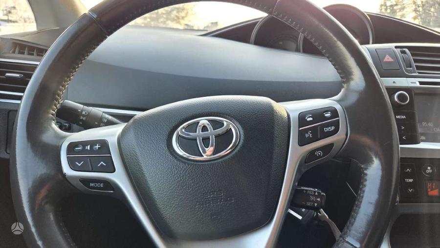 Black Toyota Verso 2015 in Plunge, with an engine capacity of 1.80 L and mileage of 197 thousand km for 9600 €, photo 19 on AUTOMOTO.COM.LV