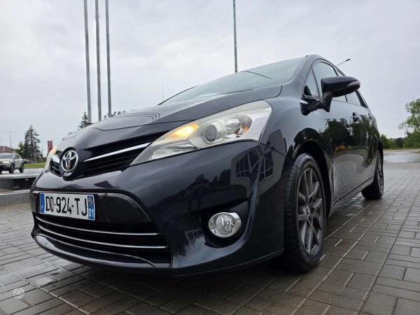 Black Toyota Verso 2015 in Taurage, with an engine capacity of 1.60 L and mileage of 230 thousand km for 5500 €, photo 8 on AUTOMOTO.COM.LV