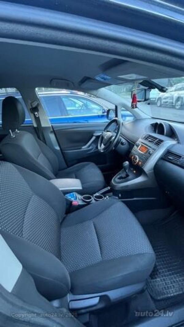 Melns Toyota Verso 2010 Tallina, ar dzinēja tilpumu 2.20 L un nobraukumu 189 tūkst. km par 4400 €, foto 3 vietnē AUTOMOTO.COM.LV