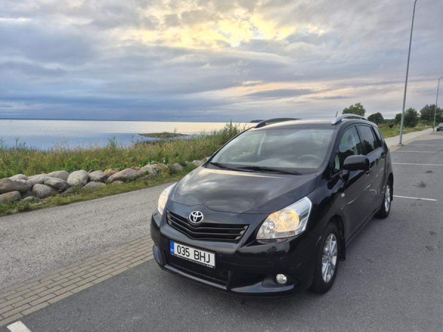 Black Toyota Verso 2012 in Tallinn, with an engine capacity of 1.80 L and mileage of 129 thousand km for 6500 €, photo 3 on AUTOMOTO.COM.LV
