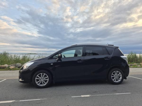 Black Toyota Verso 2012 in Tallinn, with an engine capacity of 1.80 L and mileage of 129 thousand km for 6500 €, photo 3 on AUTOMOTO.COM.LV