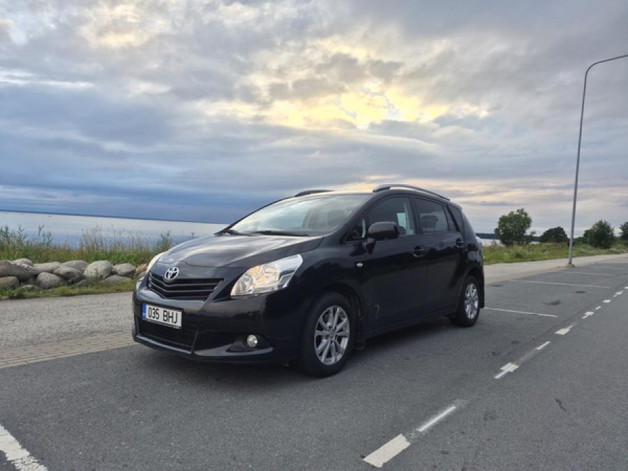 Black Toyota Verso 2012 in Tallinn, with an engine capacity of 1.80 L and mileage of 129 thousand km for 6500 €, photo 5 on AUTOMOTO.COM.LV