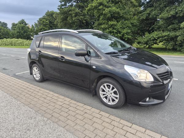 Black Toyota Verso 2012 in Tallinn, with an engine capacity of 1.80 L and mileage of 129 thousand km for 6500 €, photo 5 on AUTOMOTO.COM.LV