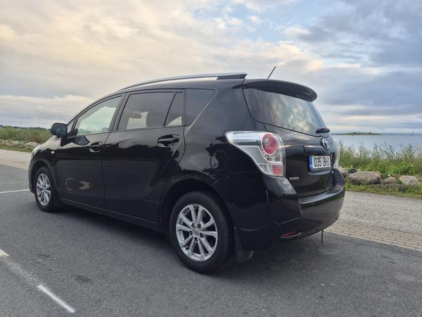 Black Toyota Verso 2012 in Tallinn, with an engine capacity of 1.80 L and mileage of 129 thousand km for 6500 €, photo 6 on AUTOMOTO.COM.LV