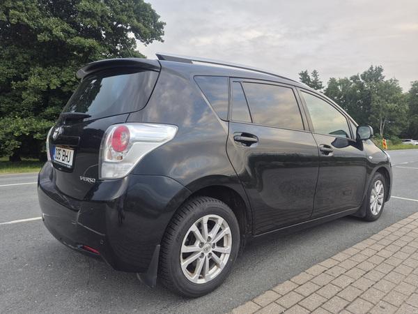 Black Toyota Verso 2012 in Tallinn, with an engine capacity of 1.80 L and mileage of 129 thousand km for 6500 €, photo 7 on AUTOMOTO.COM.LV
