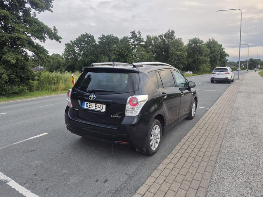 Black Toyota Verso 2012 in Tallinn, with an engine capacity of 1.80 L and mileage of 129 thousand km for 6500 €, photo 10 on AUTOMOTO.COM.LV