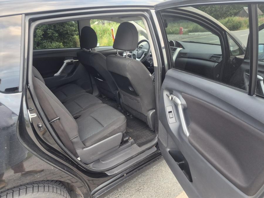 Black Toyota Verso 2012 in Tallinn, with an engine capacity of 1.80 L and mileage of 129 thousand km for 6500 €, photo 31 on AUTOMOTO.COM.LV