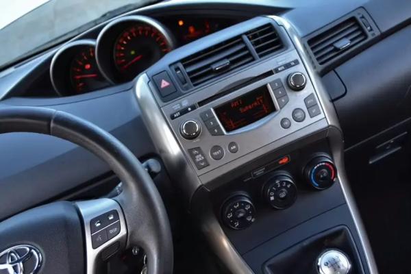 Zils Toyota Verso 2009 Jēkabpils, ar dzinēja tilpumu 2.00 L un nobraukumu 260 tūkst. km par 6400 €, foto 10 vietnē AUTOMOTO.COM.LV
