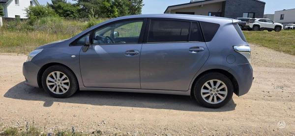 Blue Toyota Verso 2009 in Vilnius, with an engine capacity of 2.00 L and mileage of 281 thousand km for 1800 €, photo 2 on AUTOMOTO.COM.LV