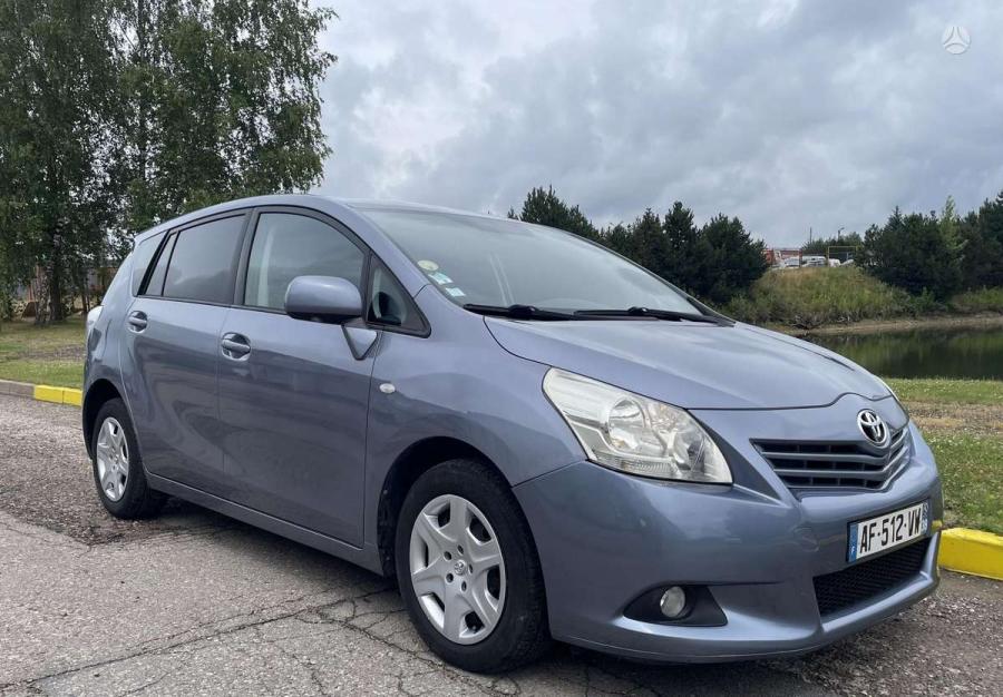 Blue Toyota Verso 2009 in Vilnius, with an engine capacity of 2.00 L and mileage of 257 thousand km for 3950 €, photo 3 on AUTOMOTO.COM.LV