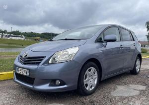 Blue Toyota Verso 2009 in Vilnius, with an engine capacity of 2.00 L and mileage of 257 thousand km for 3950 €, photo 4 on AUTOMOTO.COM.LV