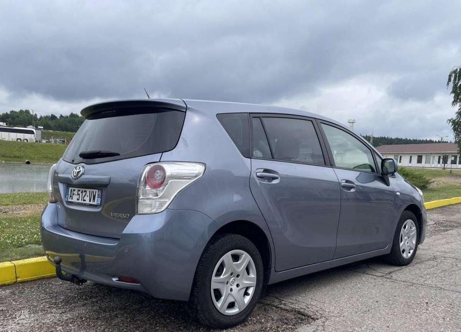 Blue Toyota Verso 2009 in Vilnius, with an engine capacity of 2.00 L and mileage of 257 thousand km for 3950 €, photo 5 on AUTOMOTO.COM.LV