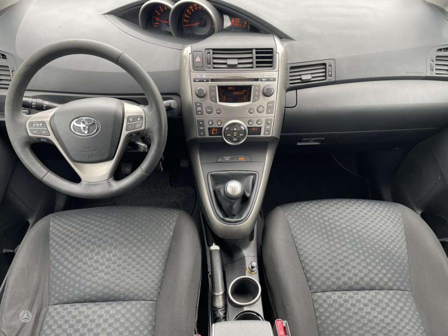 Blue Toyota Verso 2009 in Vilnius, with an engine capacity of 2.00 L and mileage of 257 thousand km for 3950 €, photo 7 on AUTOMOTO.COM.LV
