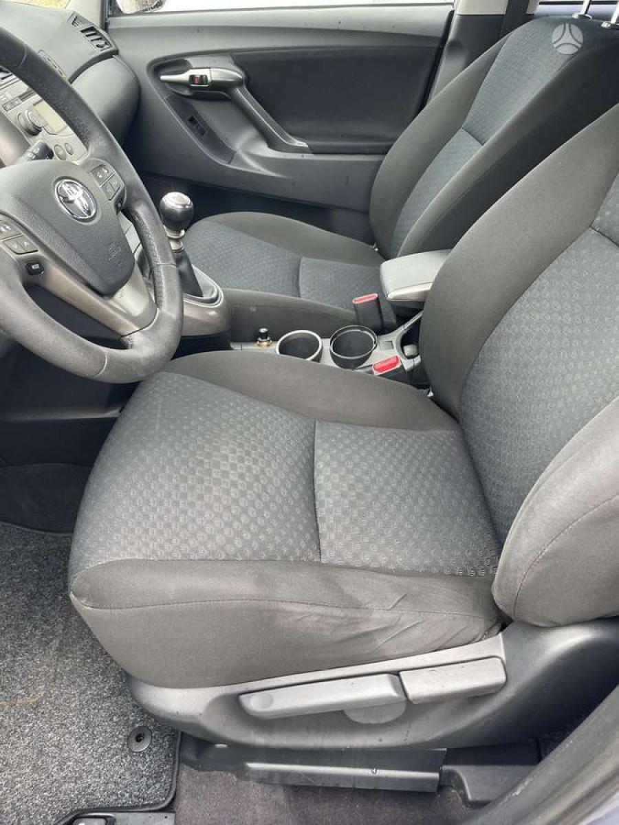 Blue Toyota Verso 2009 in Vilnius, with an engine capacity of 2.00 L and mileage of 257 thousand km for 3950 €, photo 9 on AUTOMOTO.COM.LV