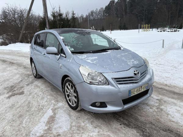 Blue Toyota Verso 2010 in Taurage, with an engine capacity of 2.23 L and mileage of 176 thousand km for 3800 €, photo 2 on AUTOMOTO.COM.LV