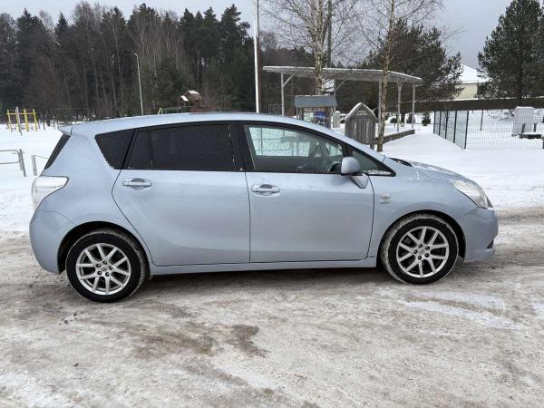 Blue Toyota Verso 2010 in Taurage, with an engine capacity of 2.23 L and mileage of 176 thousand km for 3800 €, photo 3 on AUTOMOTO.COM.LV