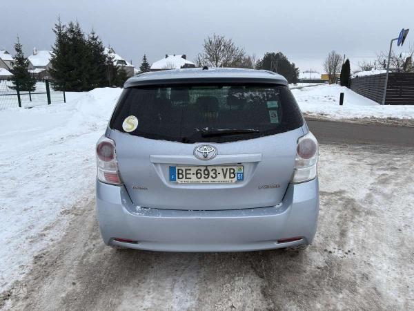 Blue Toyota Verso 2010 in Taurage, with an engine capacity of 2.23 L and mileage of 176 thousand km for 3800 €, photo 5 on AUTOMOTO.COM.LV