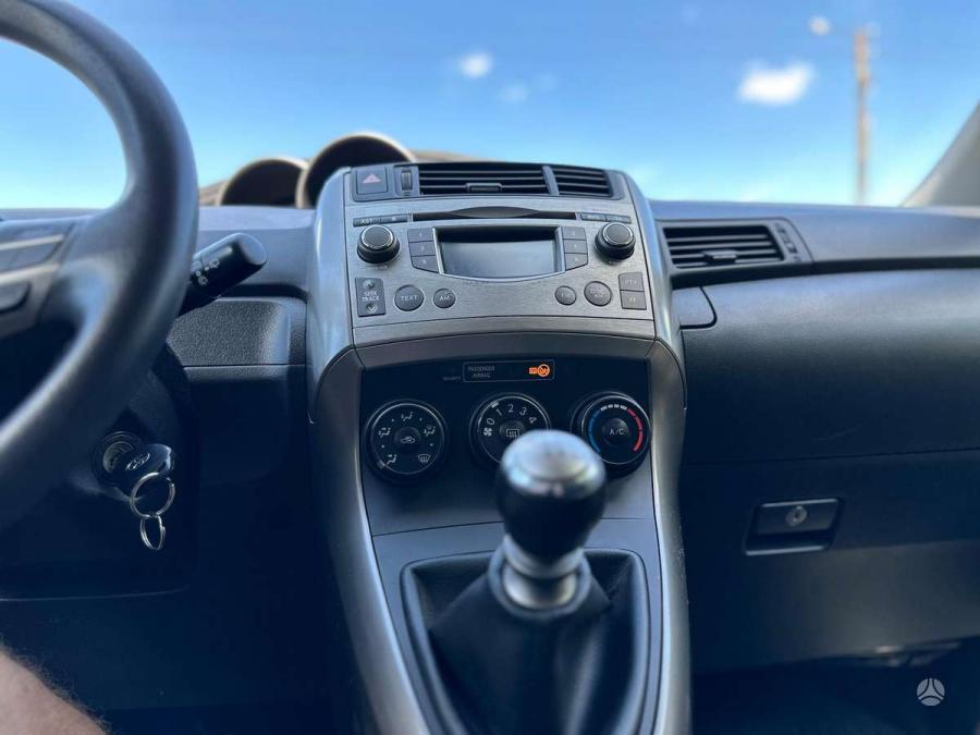 Blue Toyota Verso 2010 in Marijampole, with an engine capacity of 1.60 L and mileage of 161 thousand km for 4000 €, photo 14 on AUTOMOTO.COM.LV